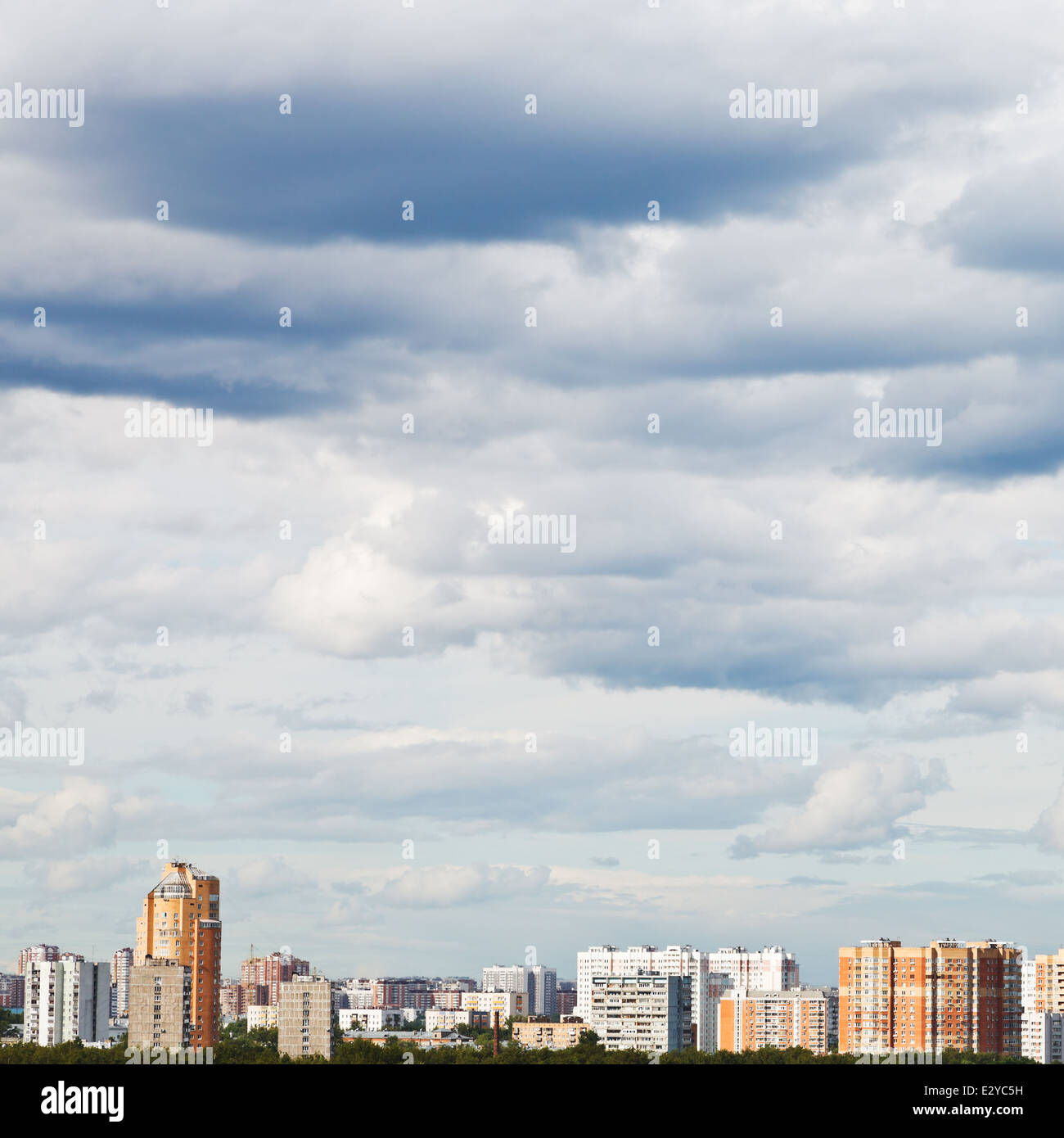 Cityscape with horizon and overcast hi-res stock photography and images ...