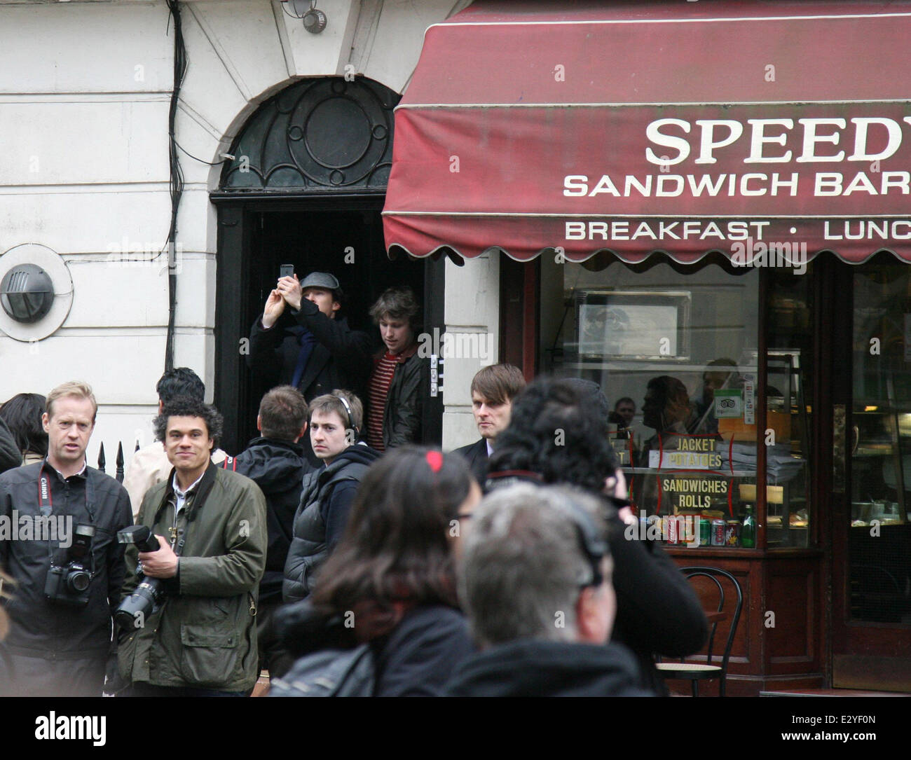 Benedict Cumberbatch takes time to film and take pictures of the crowds ...
