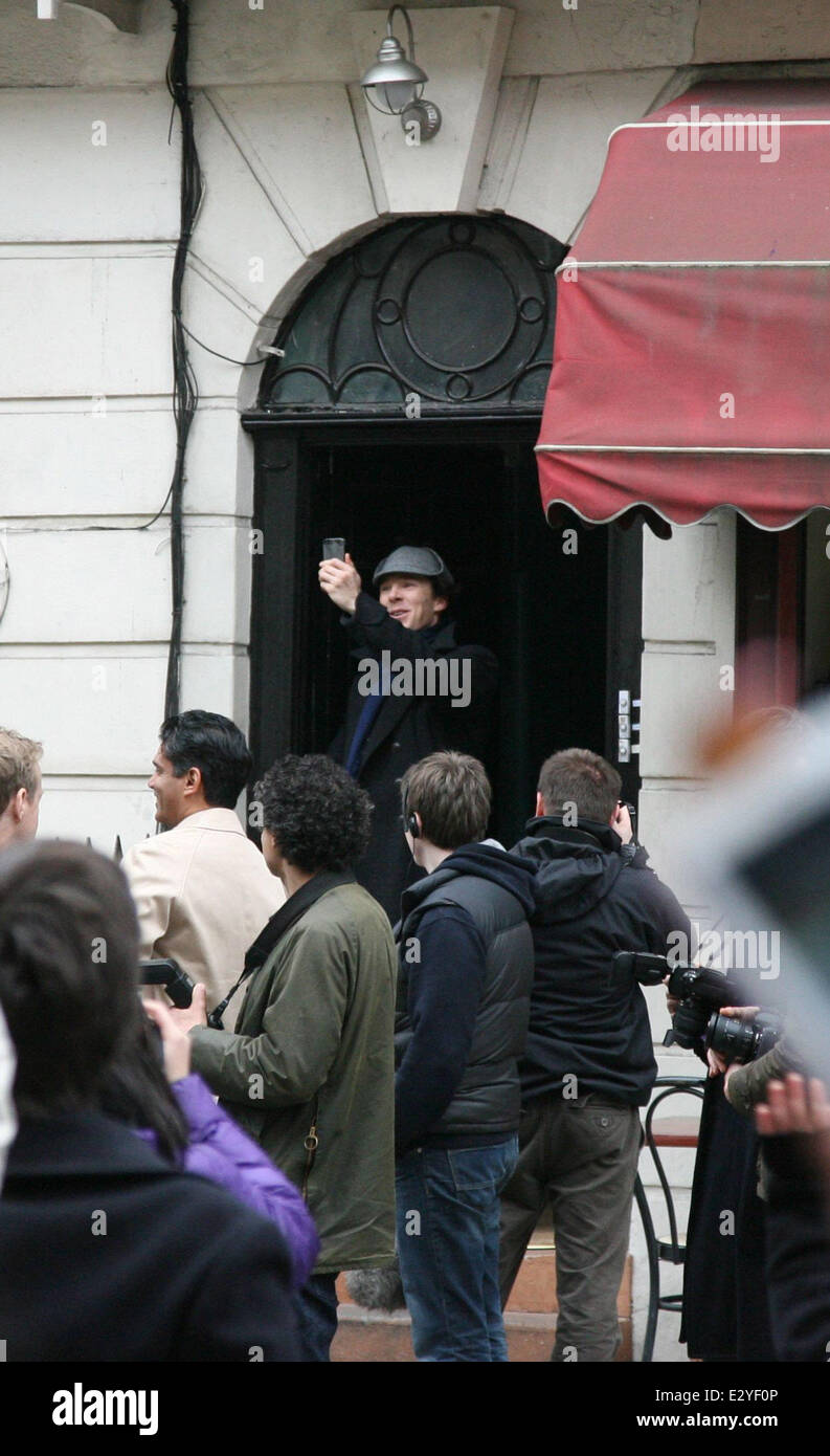Benedict Cumberbatch takes time to film and take pictures of the crowds ...