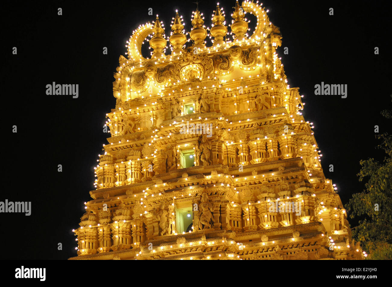 Hindu temple bright golden hi-res stock photography and images - Alamy