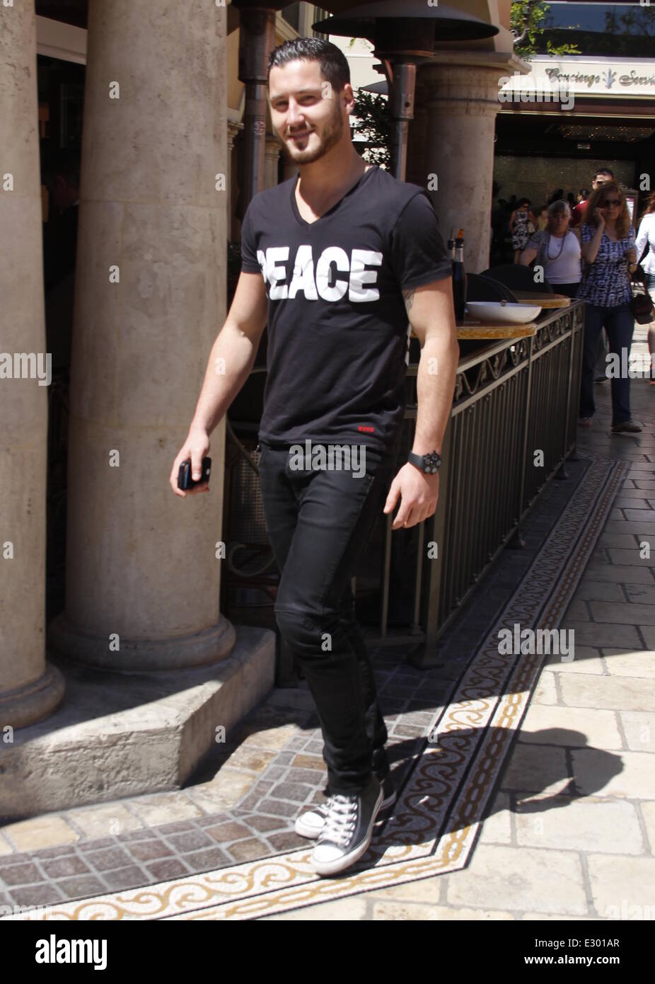 Celebrities at The Grove to appear on entertainment news show 'Extra ...