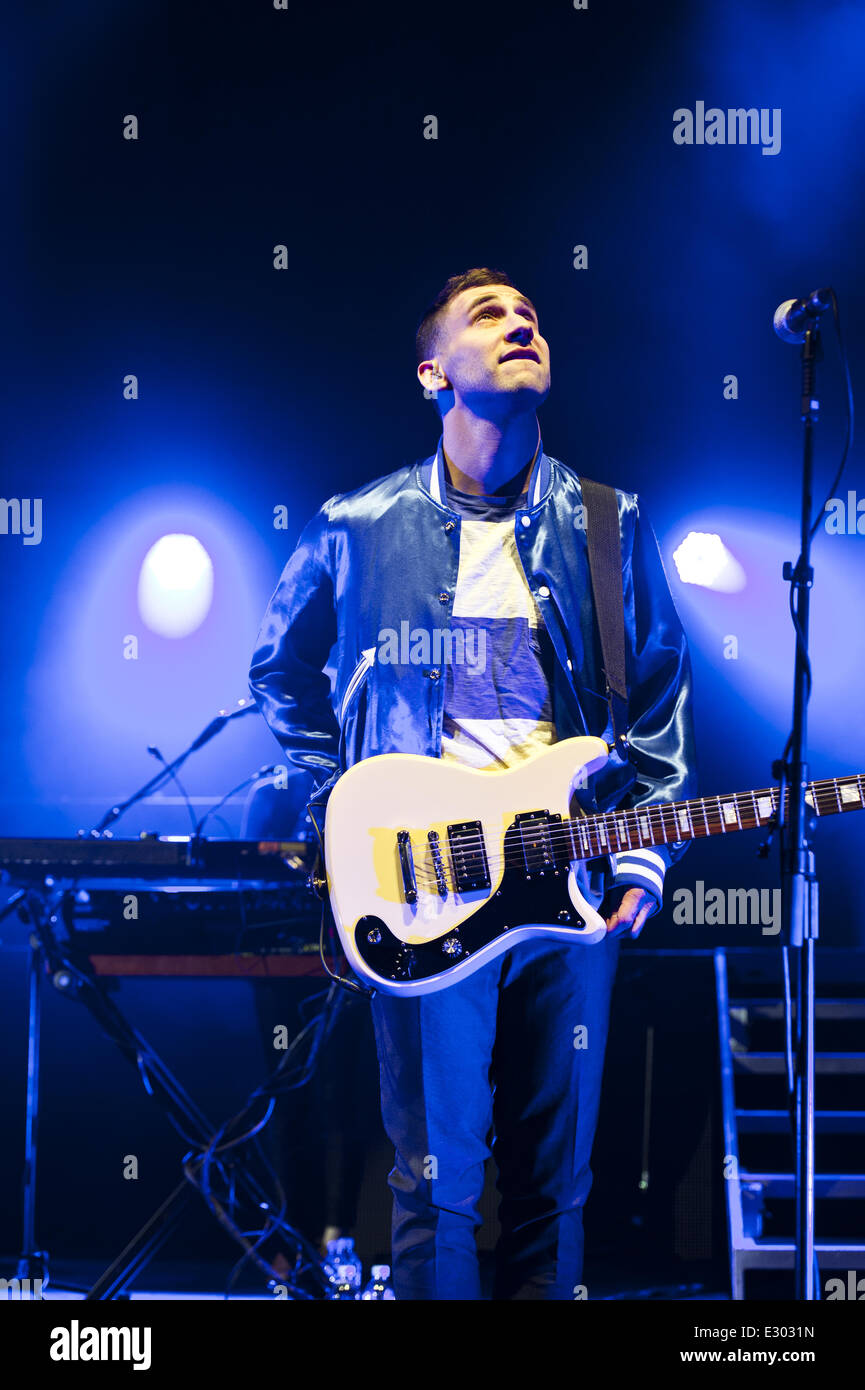 FUN. performing live at the Apollo Hammersmith Featuring: Jack Antonoff ...