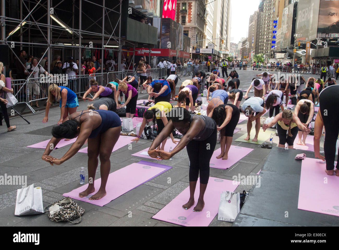 Summer solstice yoga times square hi-res stock photography and images ...