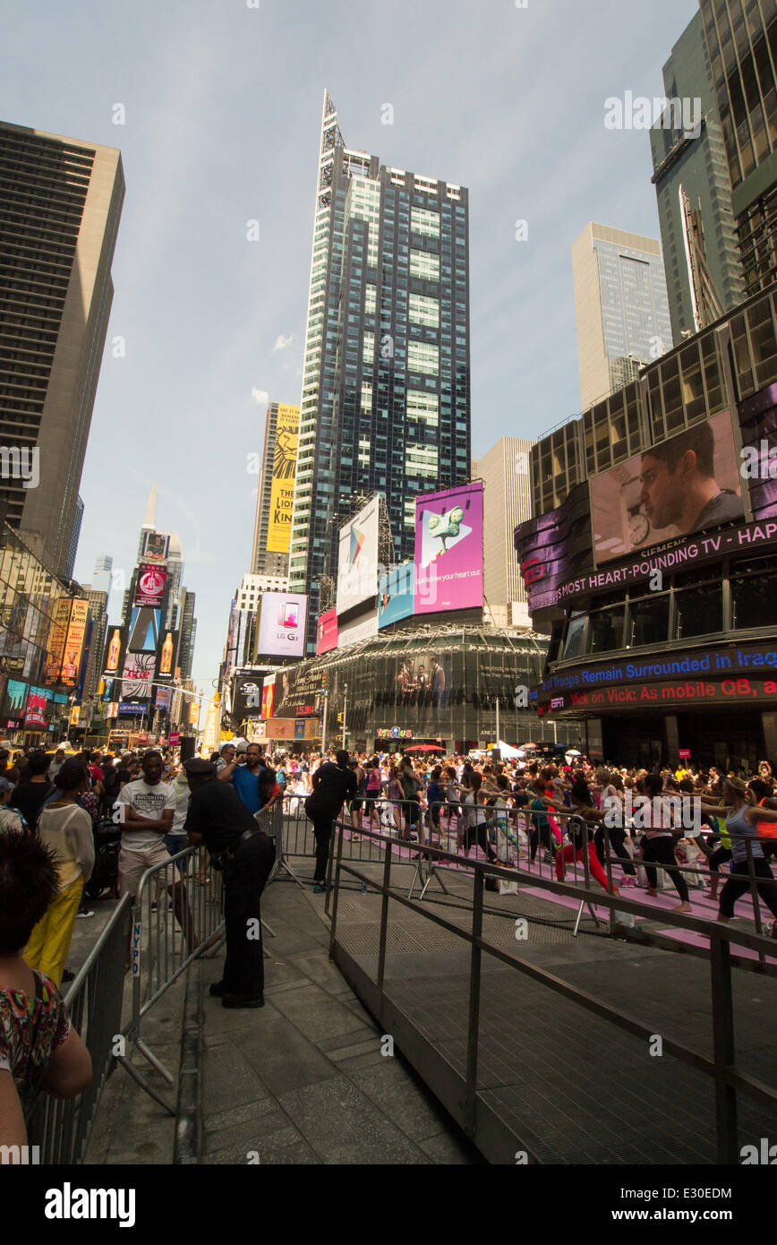 Summer solstice yoga times square hi-res stock photography and images ...