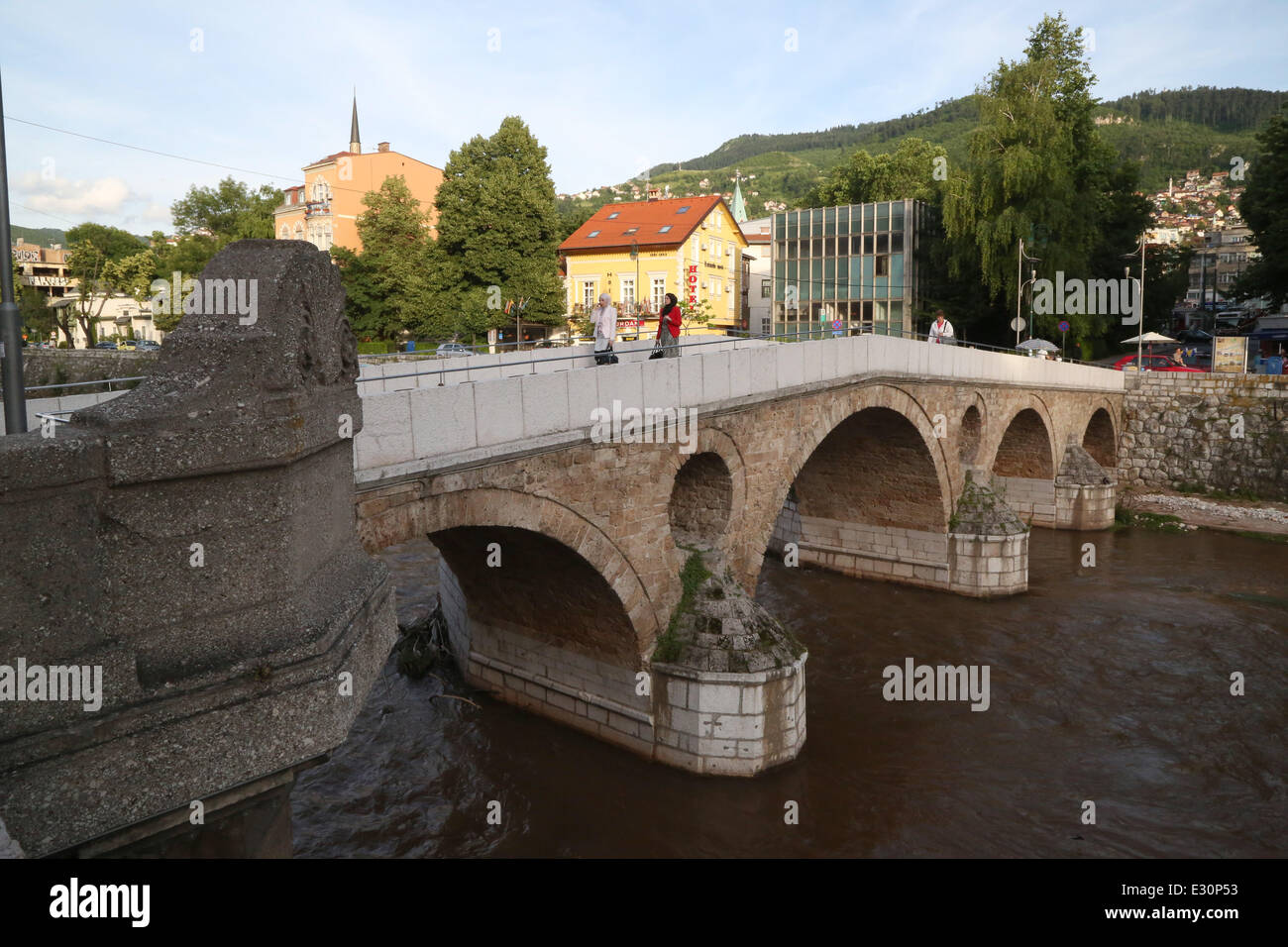 (140621) -- SARAJEVO, June 21, 2014 (Xinhua)-- People walk across the ...