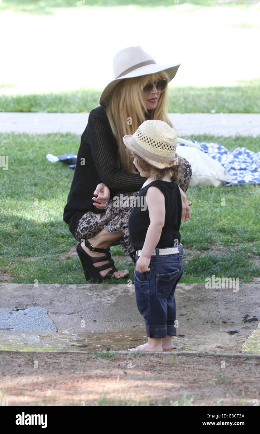 Rachel Zoe spends the afternoon with her family at Coldwater Canyon ...