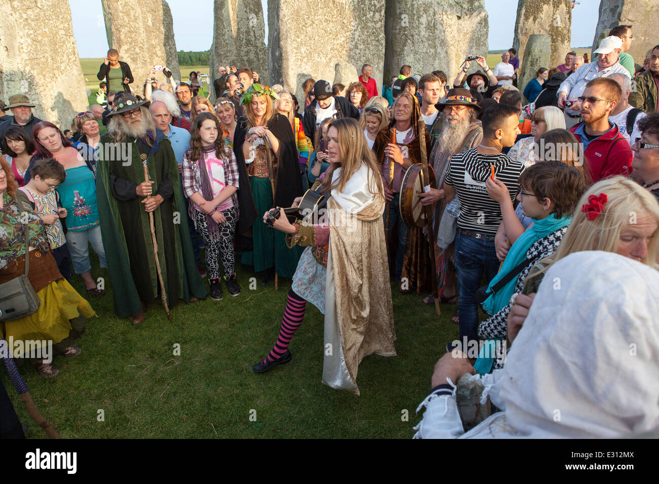 Summer solstice, at Stonehenge, Wiltshire, England Stock Photo - Alamy