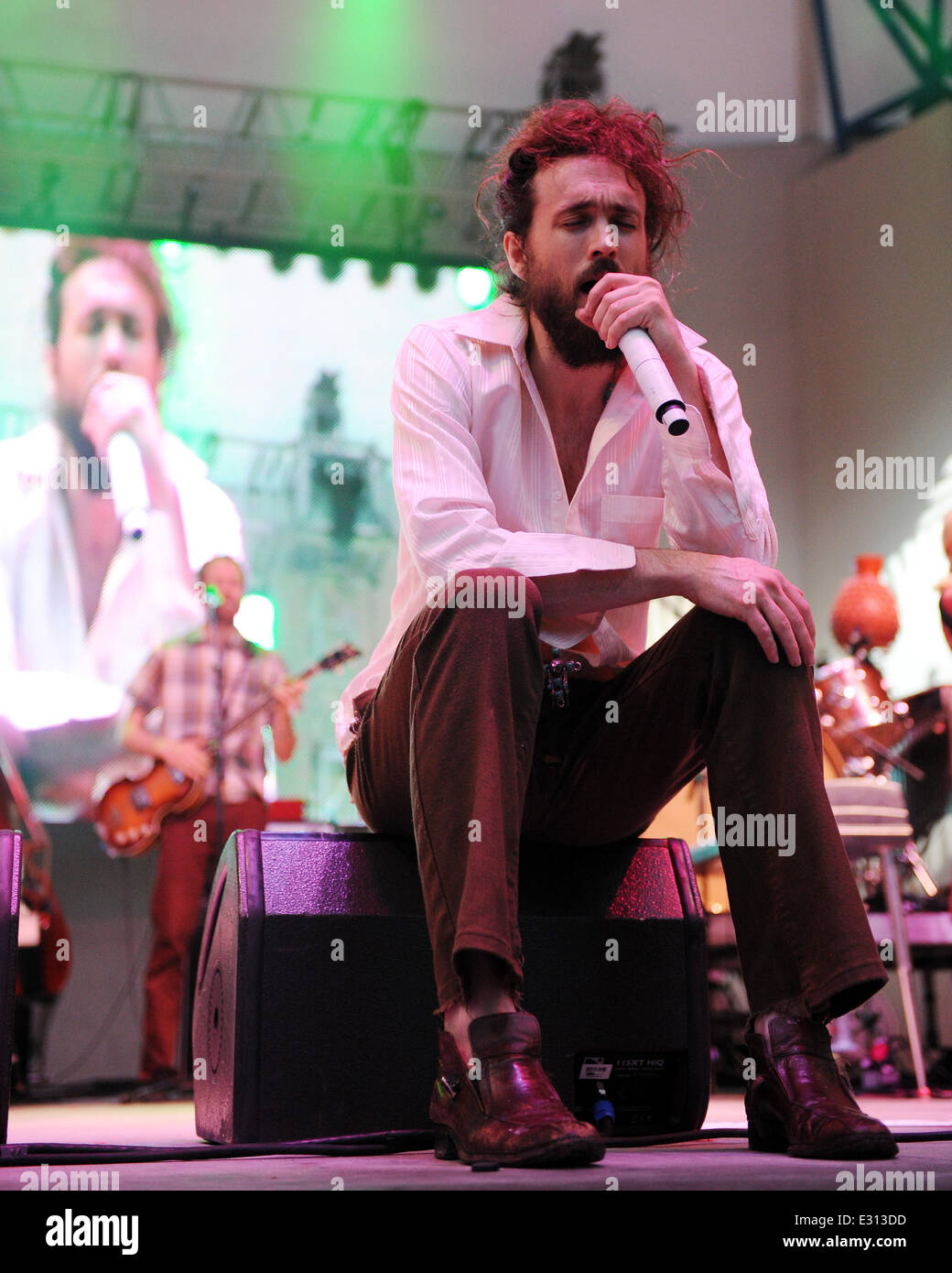 Edward sharpe and the magnetic zeros hi-res stock photography and ...