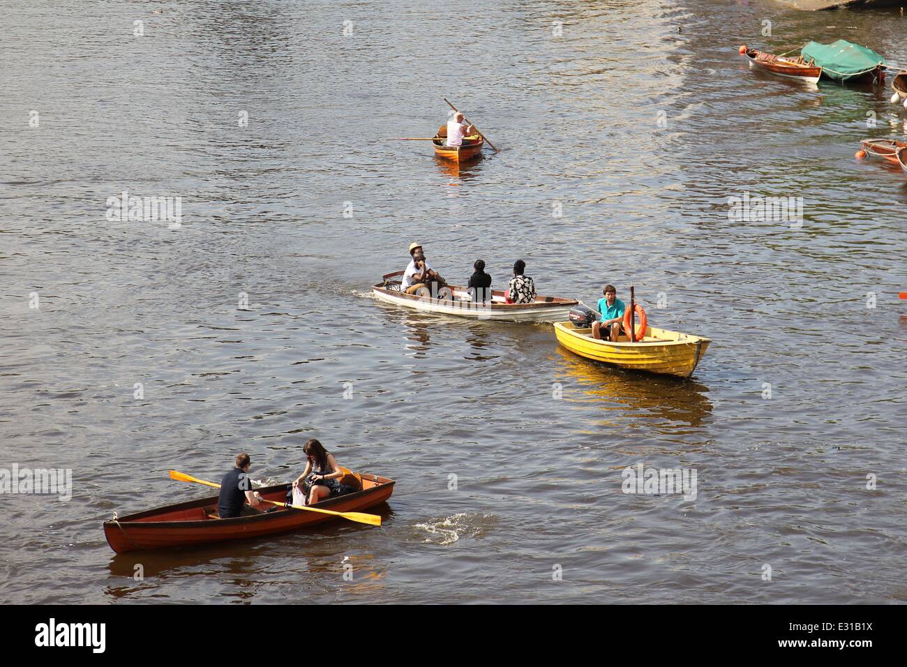 People enjoying the hot sunny weather on the Bank Holiday Monday in ...
