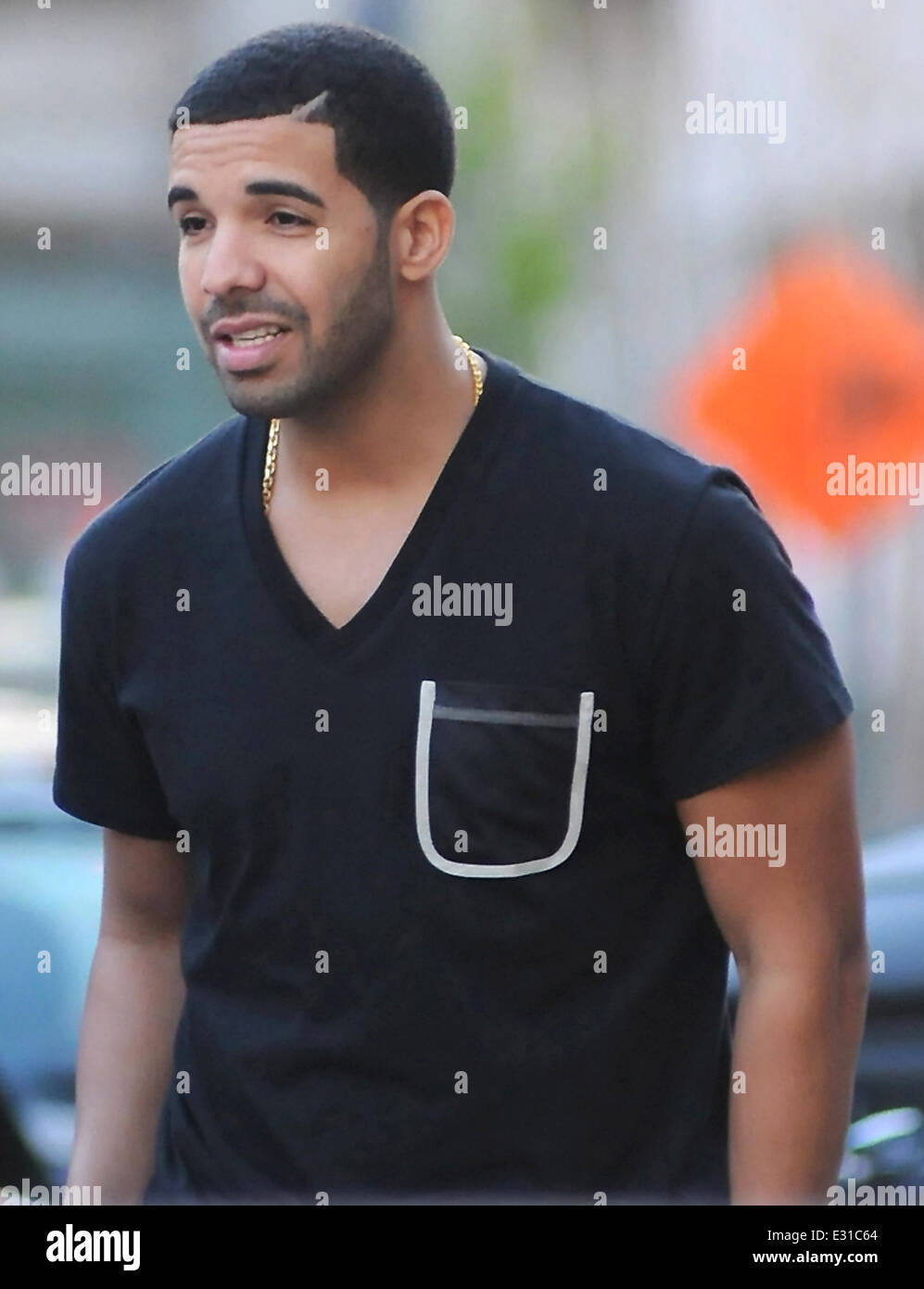 Drake takes a walk through the Yorkville area of Toronto Featuring ...