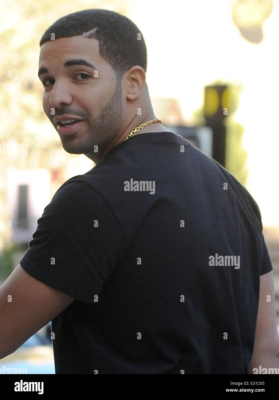 Drake takes a walk through the Yorkville area of Toronto Featuring ...