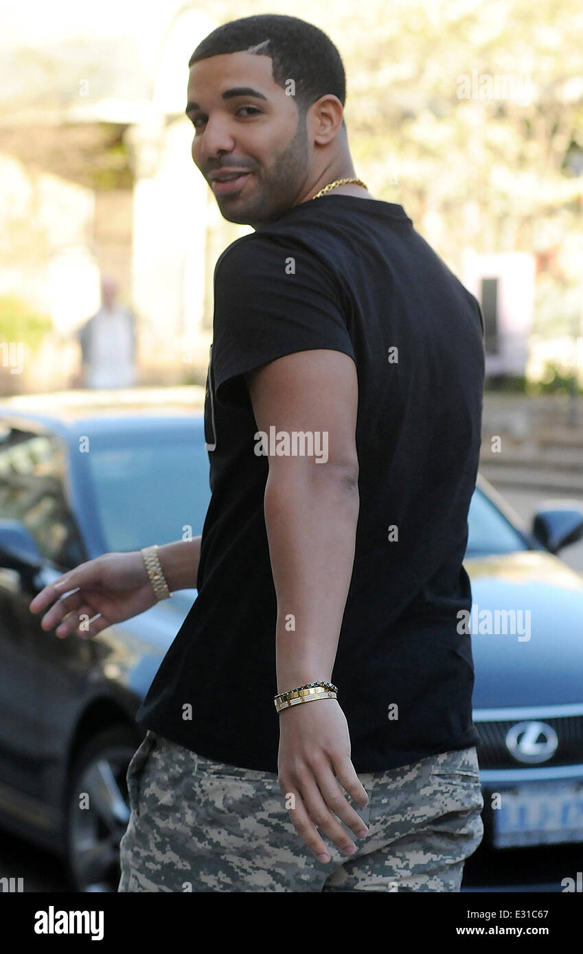 Drake takes a walk through the Yorkville area of Toronto Featuring ...