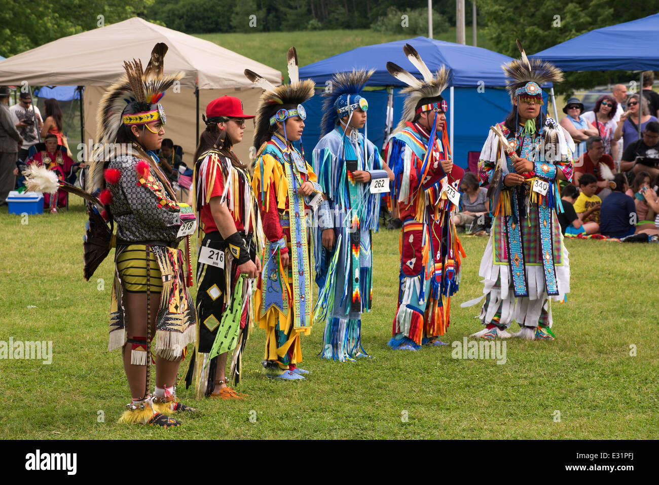 Native canadian traditional dress hi-res stock photography and images ...