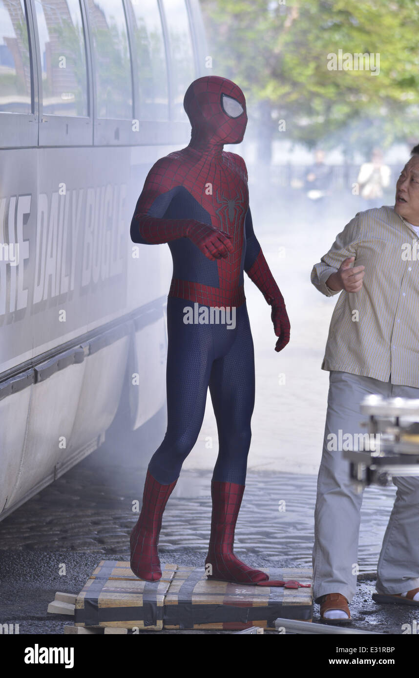 Andrew Garfield gets into character as he films scenes for 'Amazing ...