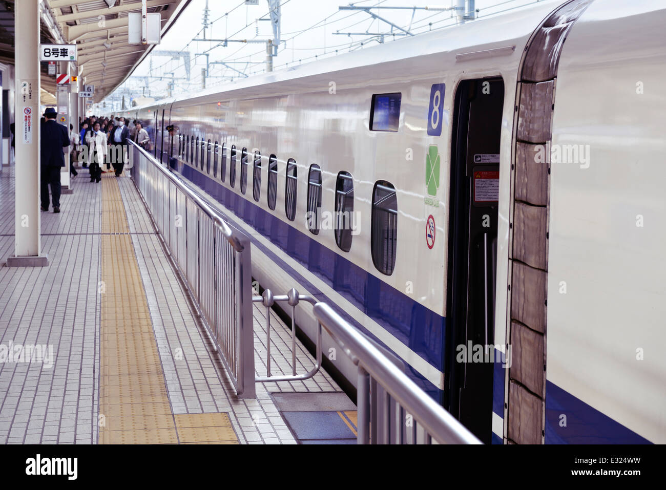 Shinkansen japan people hi-res stock photography and images - Alamy