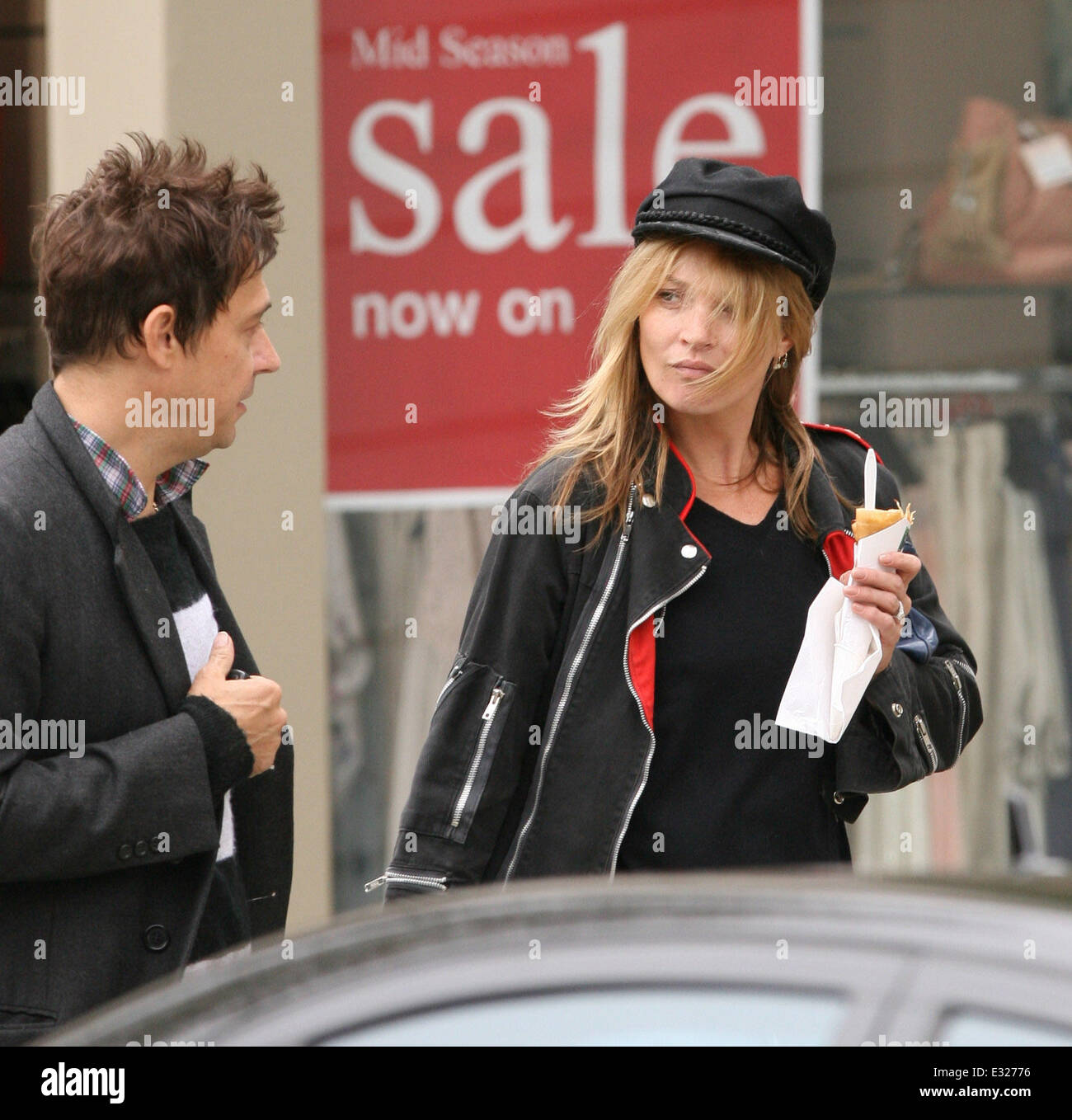 Kate Moss and husband, Jamie Hince stop off to buy a crepe from a stall ...