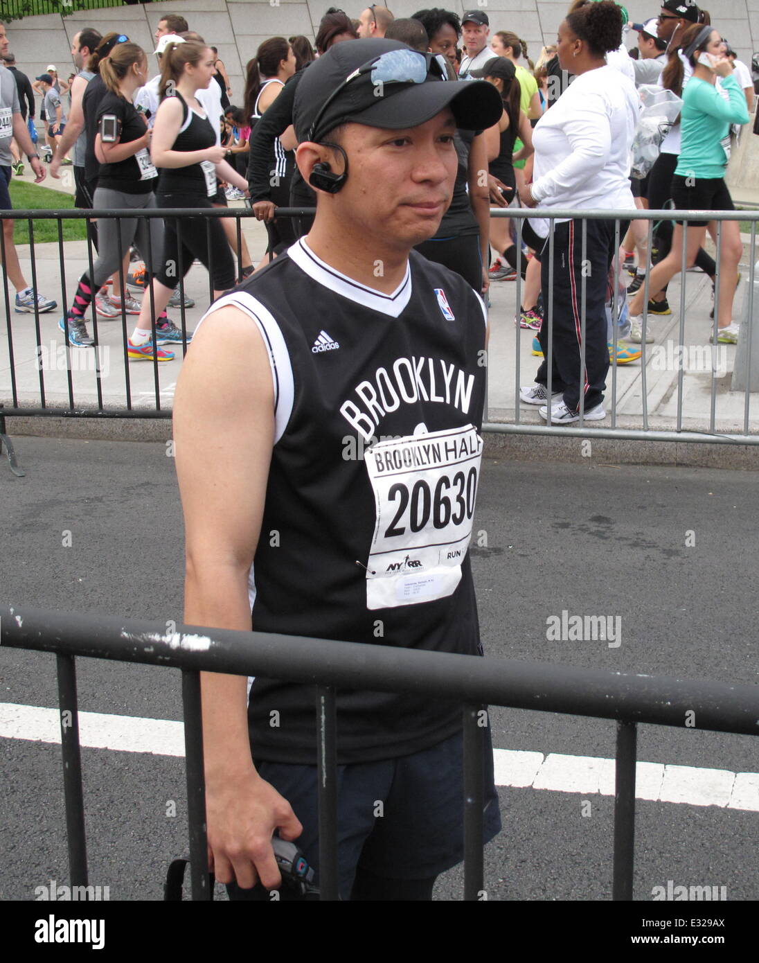 000 runners participate in brooklyn half hi-res stock photography and ...