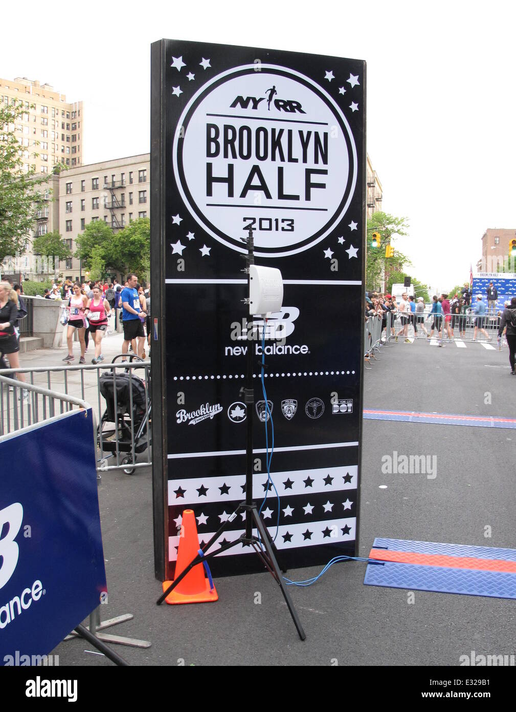 000 runners participate in brooklyn half hi-res stock photography and ...