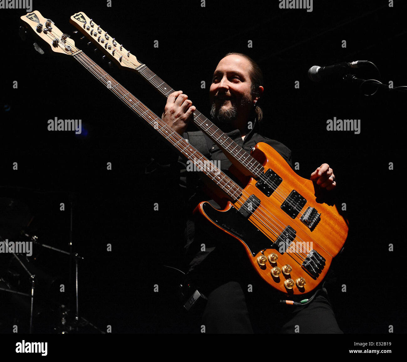 Steve Hackett performing at Vicar Street Featuring: Lee Pomeroy Where ...