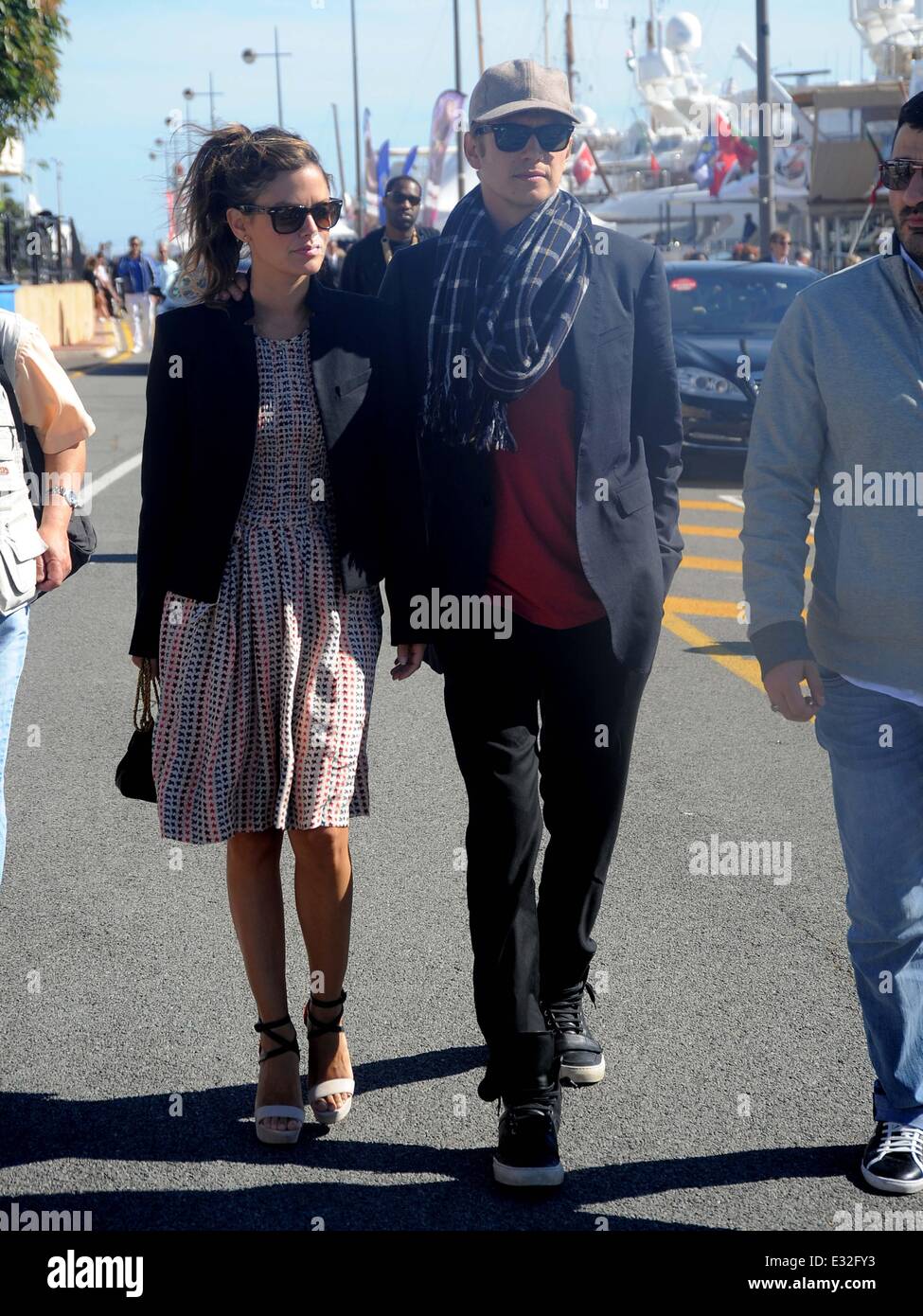 Rachel Bilson and her boyfriend Hayden Christensen go for a walk to the ...