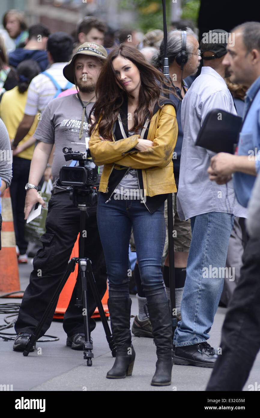Megan Fox on the set of 'Teenage Mutant Ninja Turtles' in Times Square ...