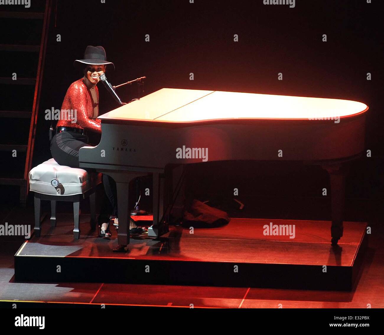 Alicia keyes singer hi-res stock photography and images - Alamy