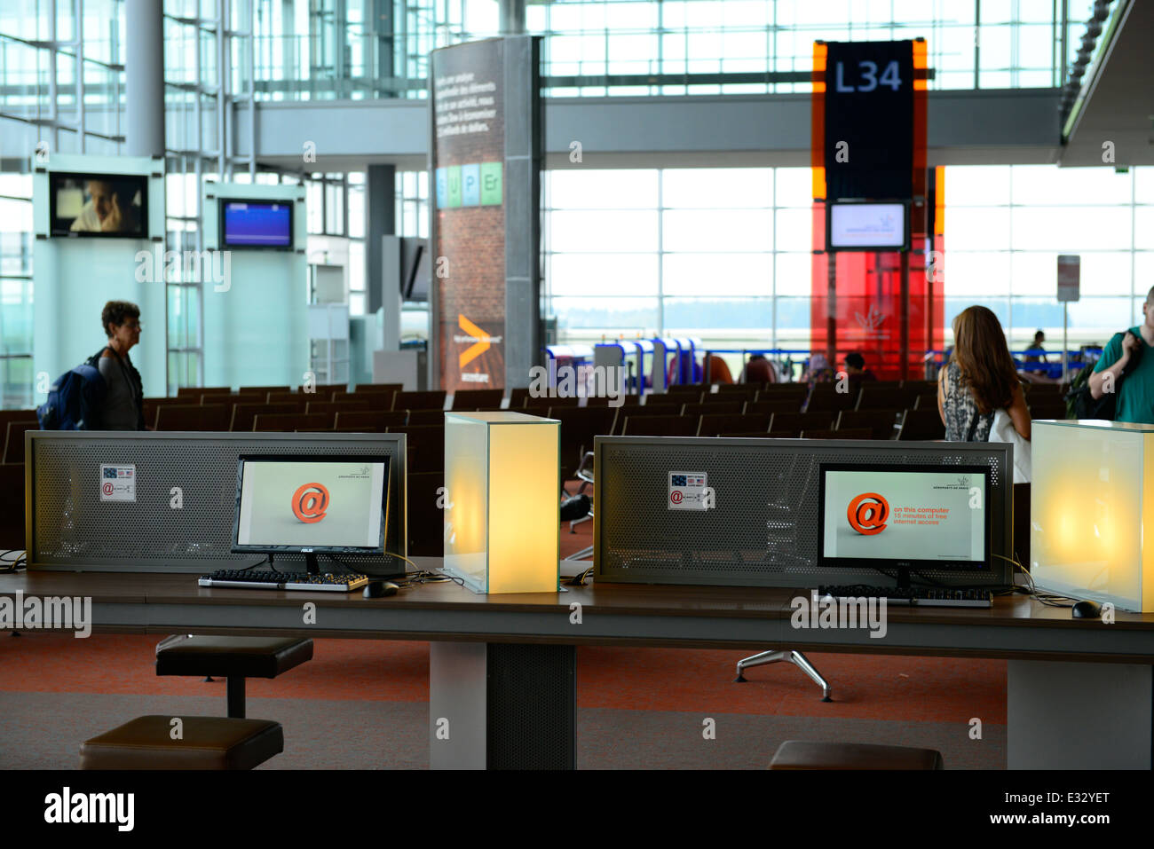 Internet Station in Charles du Gaulle Airport Stock Photo - Alamy