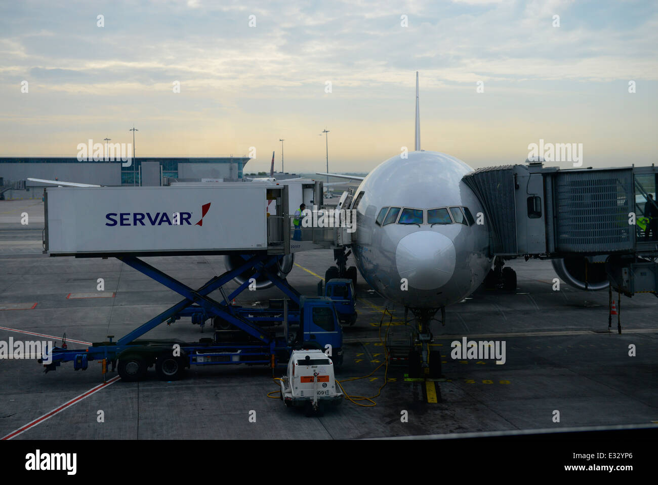 Airplane connected to docking bridge Stock Photo - Alamy