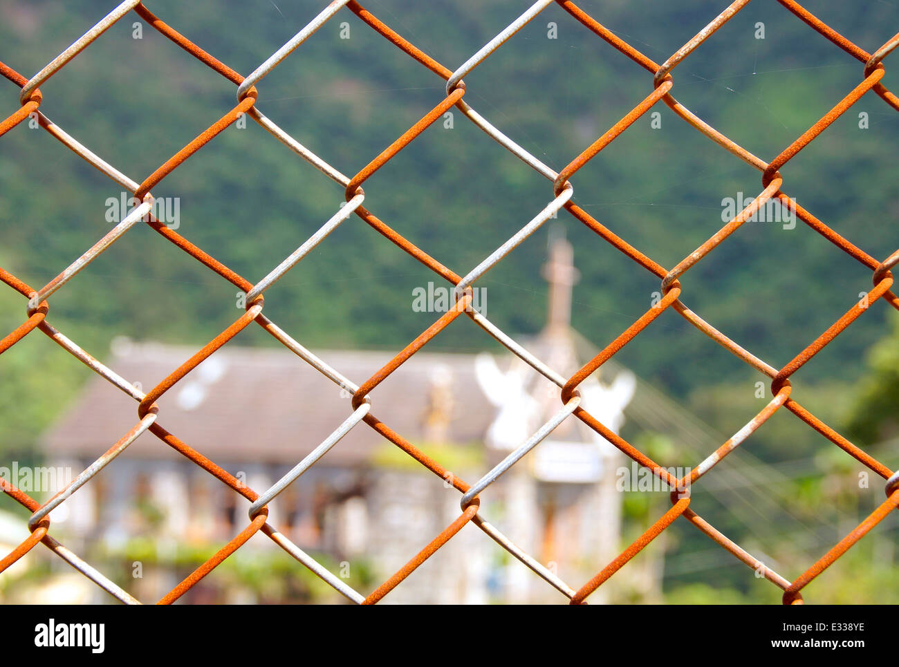 Seamless chain link fence in background Stock Photo - Alamy