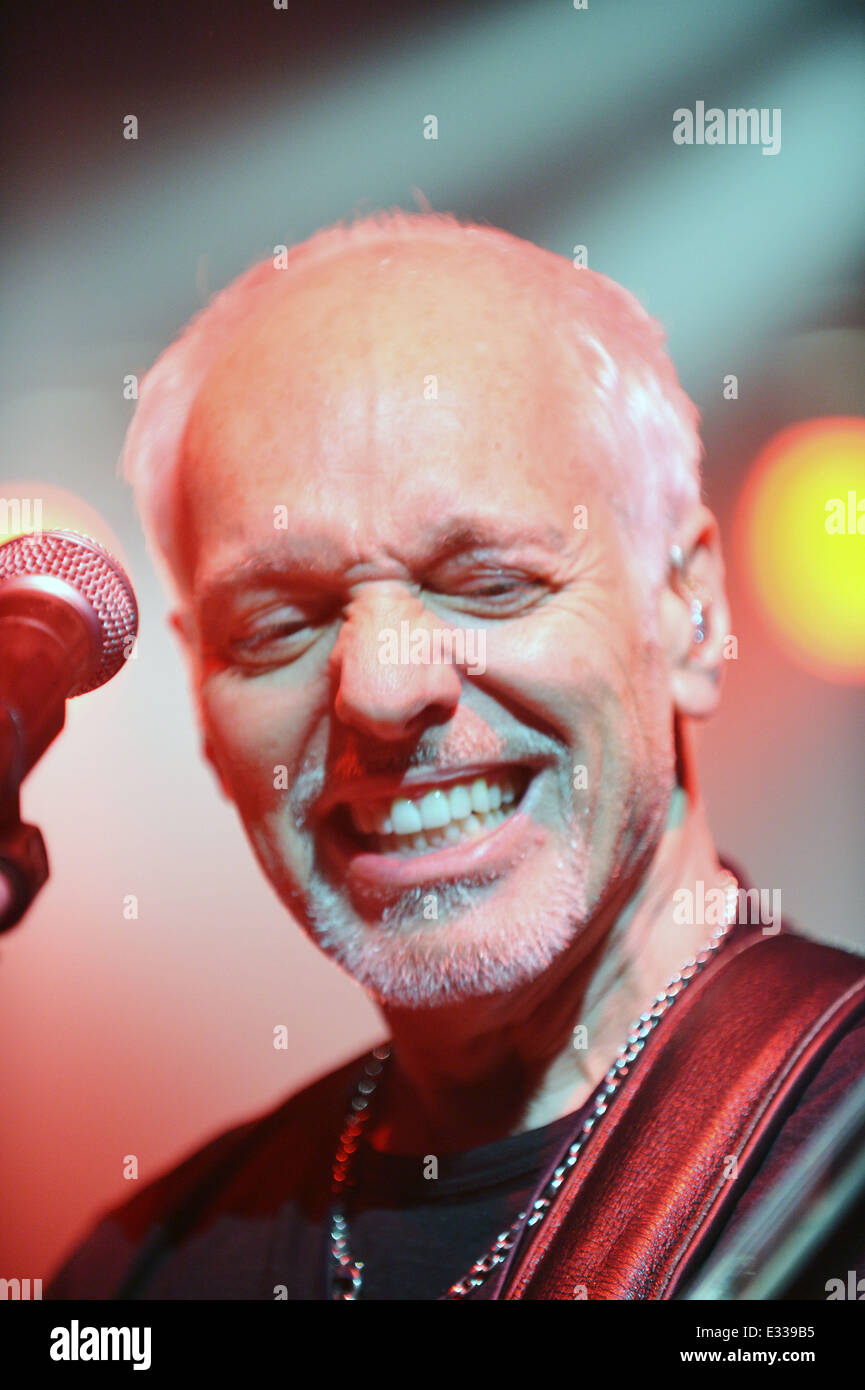 Peter Frampton performs at Hard Rock Live during Peter Frampton's ...