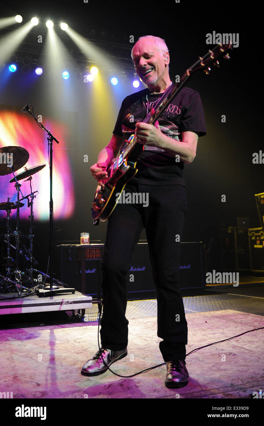 Peter Frampton performs at Hard Rock Live during Peter Frampton's ...