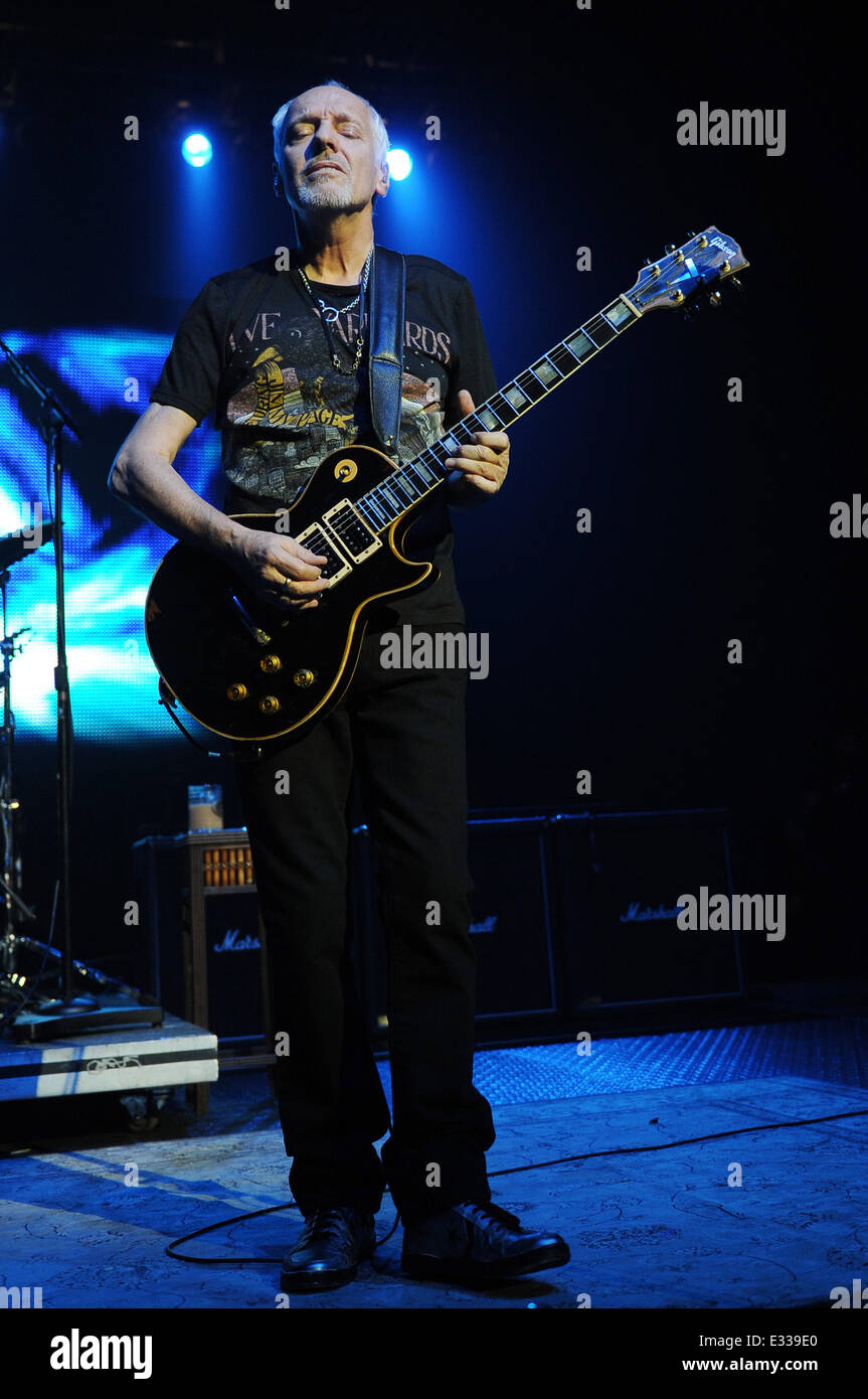 Peter Frampton performs at Hard Rock Live during Peter Frampton's ...