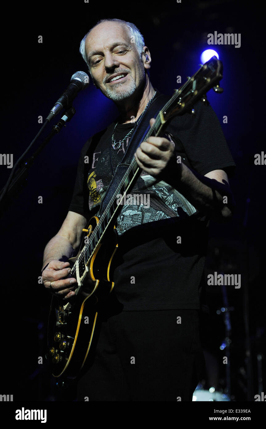 Peter Frampton performs at Hard Rock Live during Peter Frampton's ...