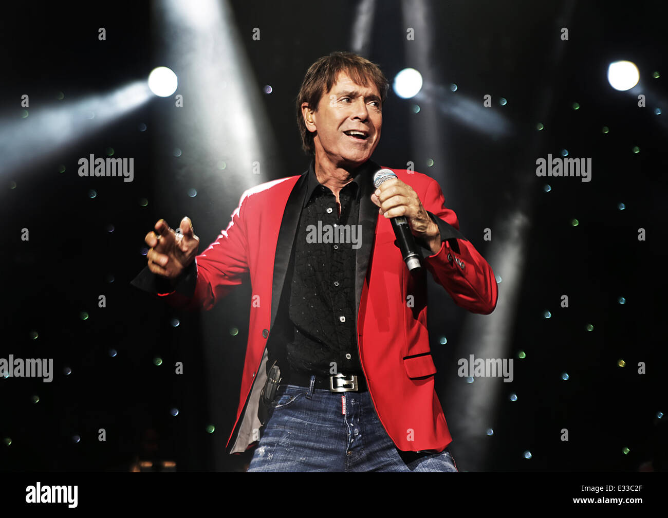 Cliff richard performing hi-res stock photography and images - Alamy