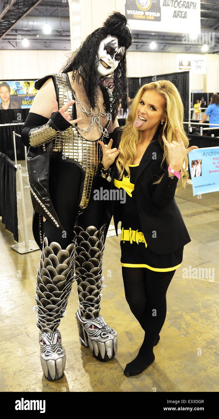 Wizard World Philadelphia Comic Con - Inside Featuring: Maria Papadakis ...