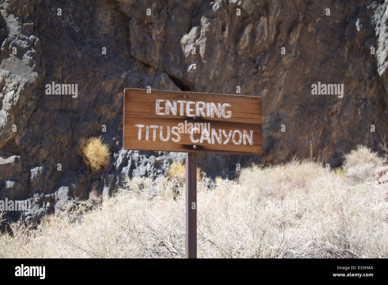 Entering town sign hi-res stock photography and images - Alamy