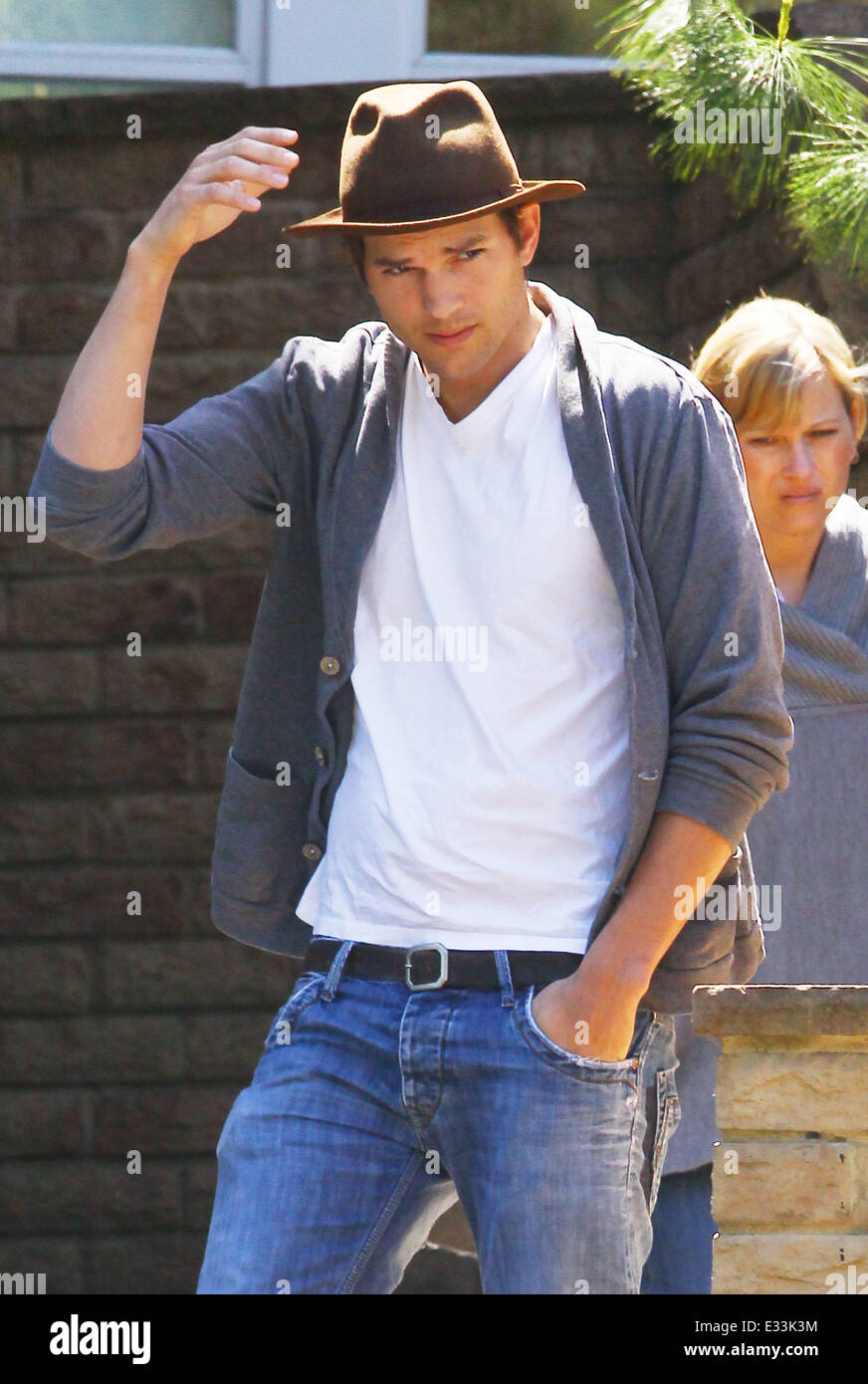 Ashton kutcher leaving his rented london home hi-res stock photography ...