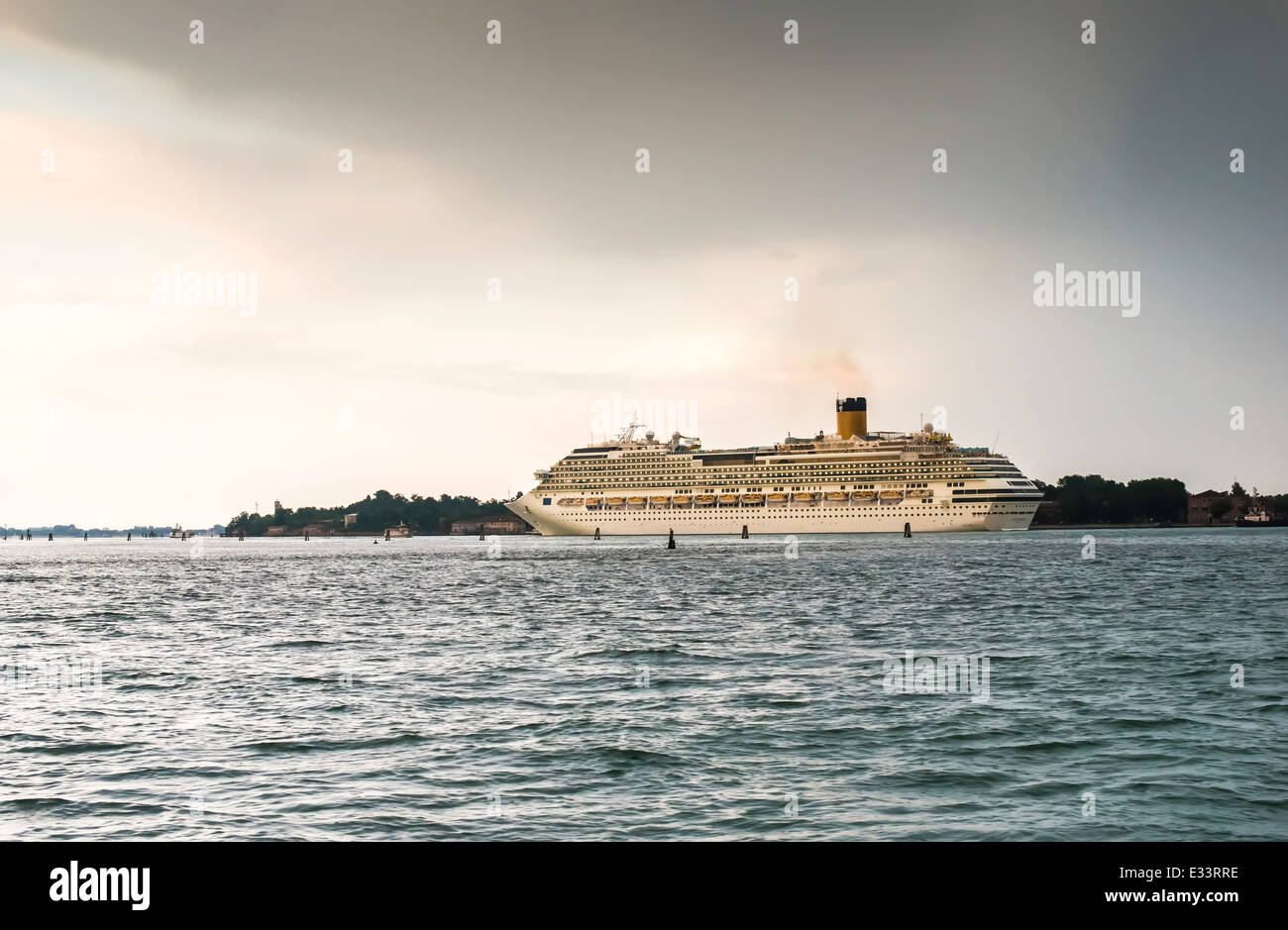 Tourism venice ship cruiser hi-res stock photography and images - Alamy