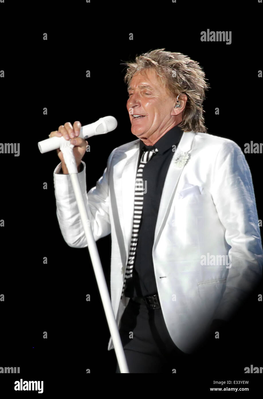 Rod stewart singing at concert hi-res stock photography and images - Alamy