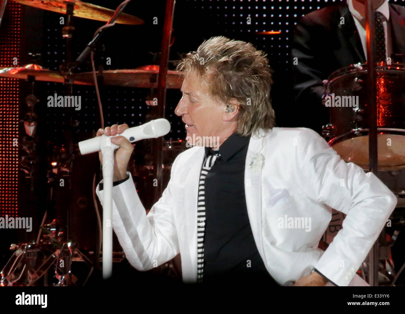 Rod stewart singing at concert hi-res stock photography and images - Alamy