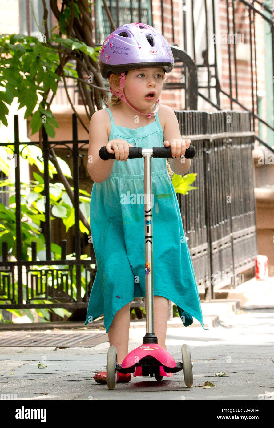 Sarah Jessica Parker picks up her twin daughters from school who are ...