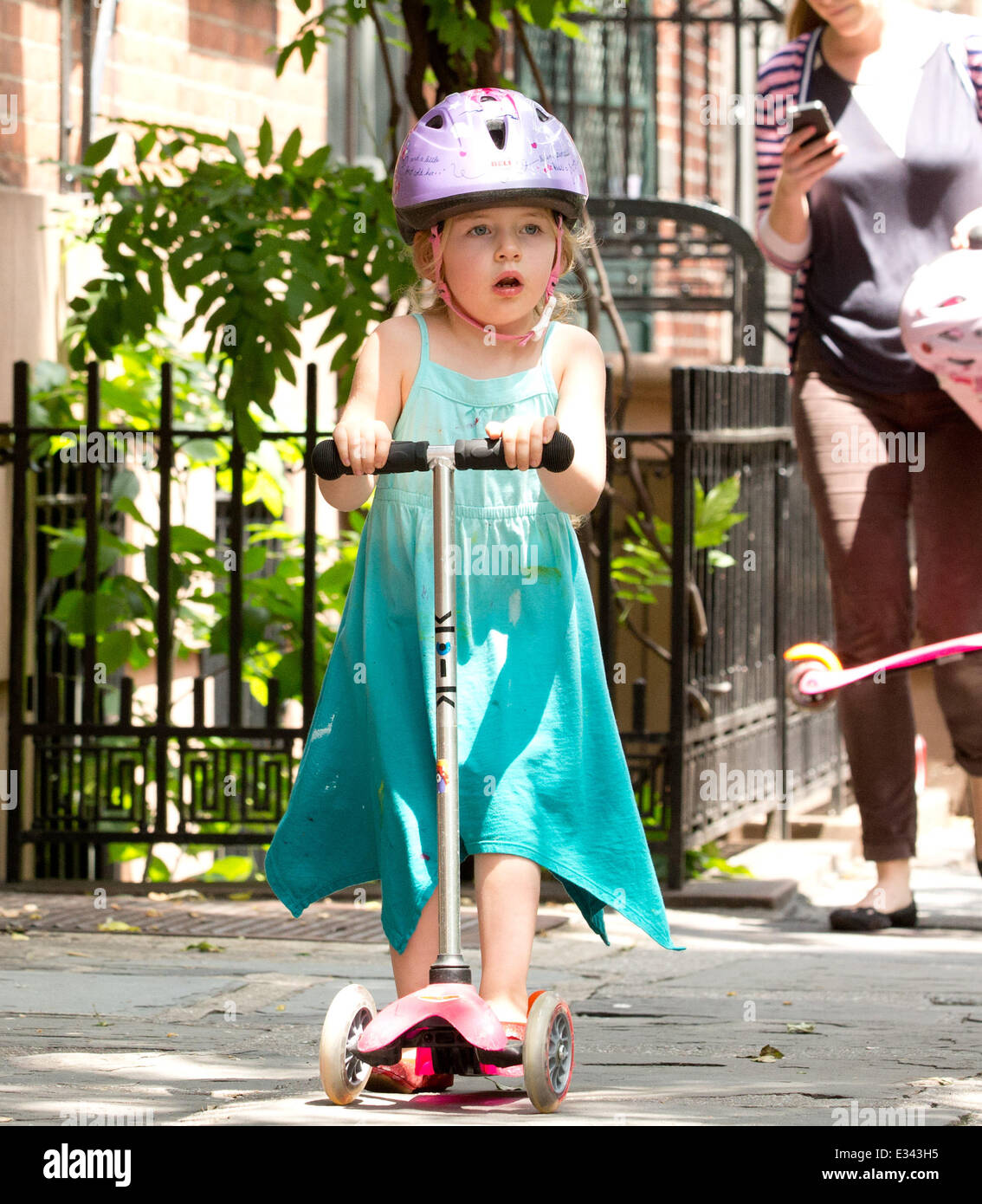 Sarah Jessica Parker picks up her twin daughters from school who are ...