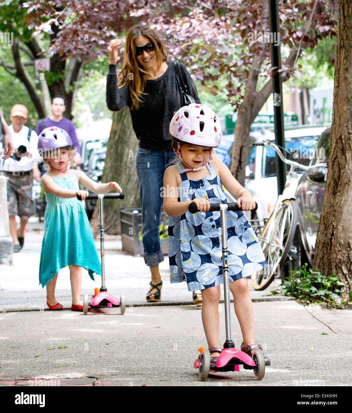Sarah Jessica Parker picks up her twin daughters from school who are ...