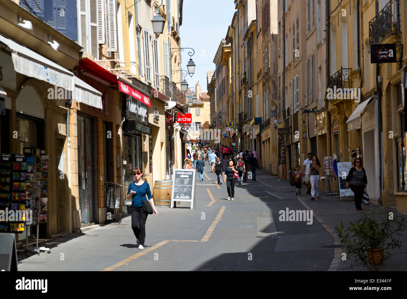 Provence old street hi-res stock photography and images - Alamy