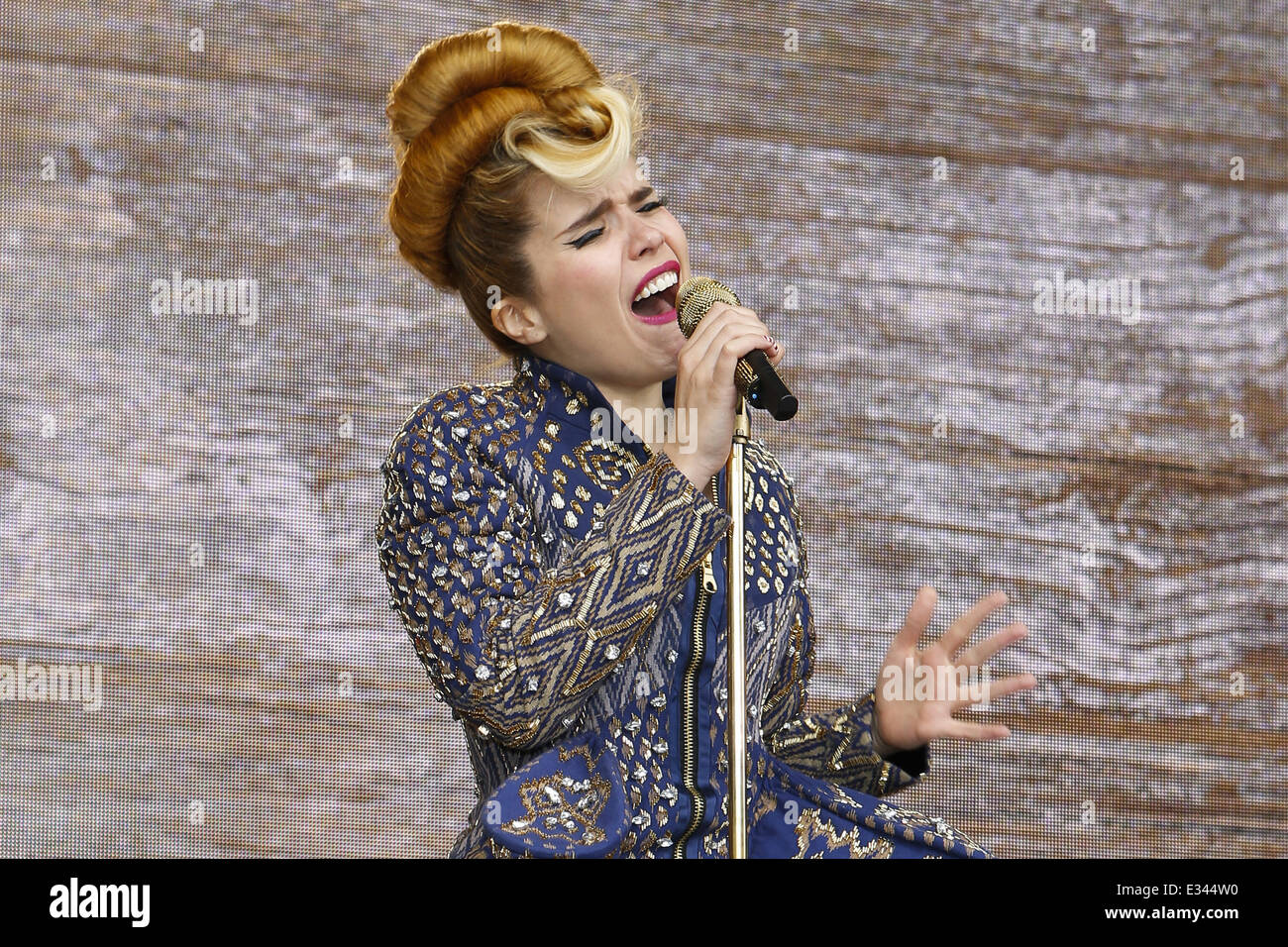 Paloma Faith performing at ONE agit8 at the Tate Modern Featuring ...