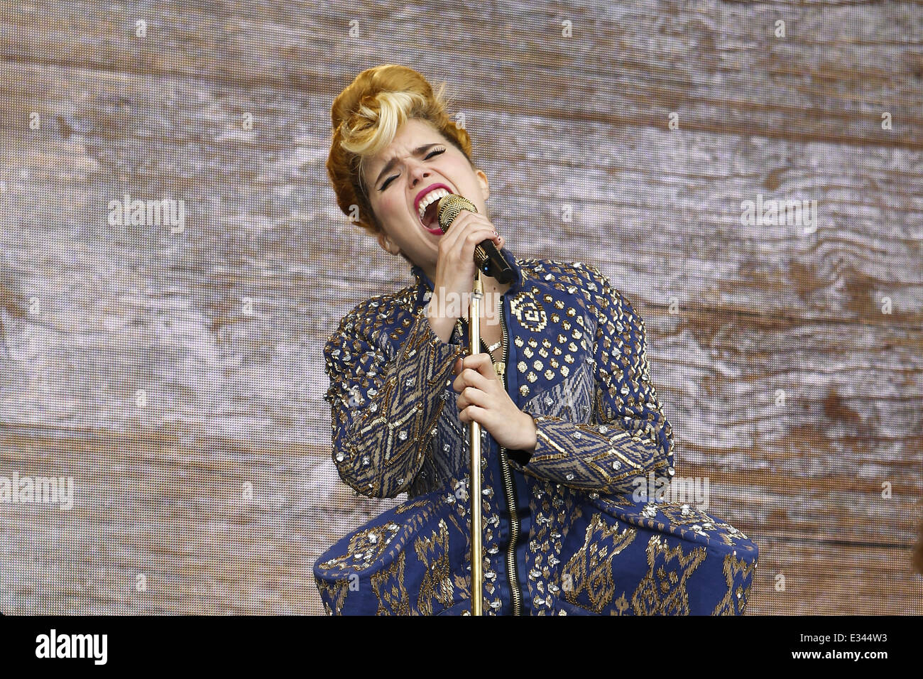 Paloma Faith performing at ONE agit8 at the Tate Modern Featuring ...