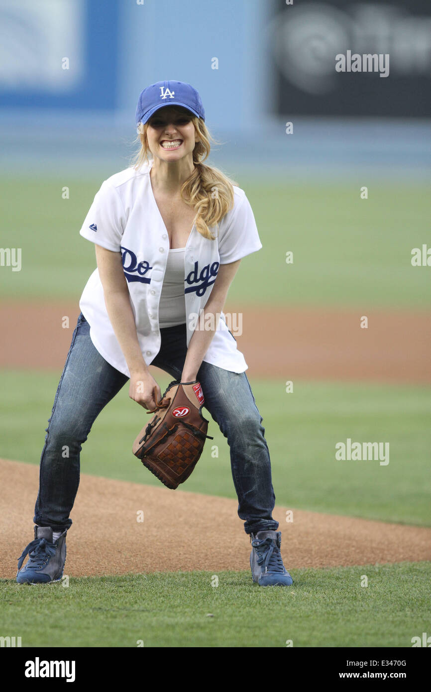 Melissa Rauch throws out the first pitch at the LA Dodgers vs. Arizona ...