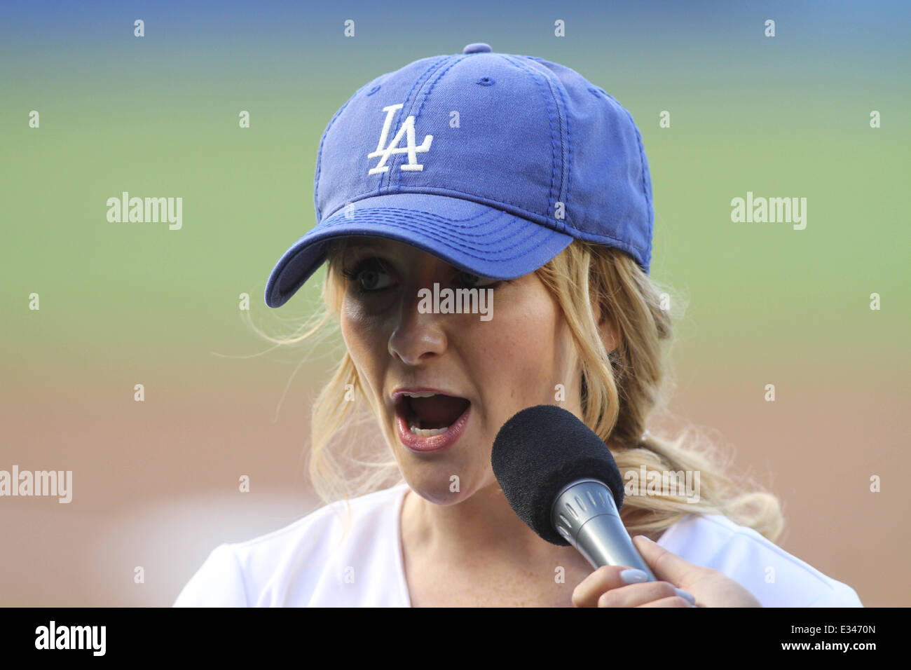 Melissa Rauch throws out the first pitch at the LA Dodgers vs. Arizona ...