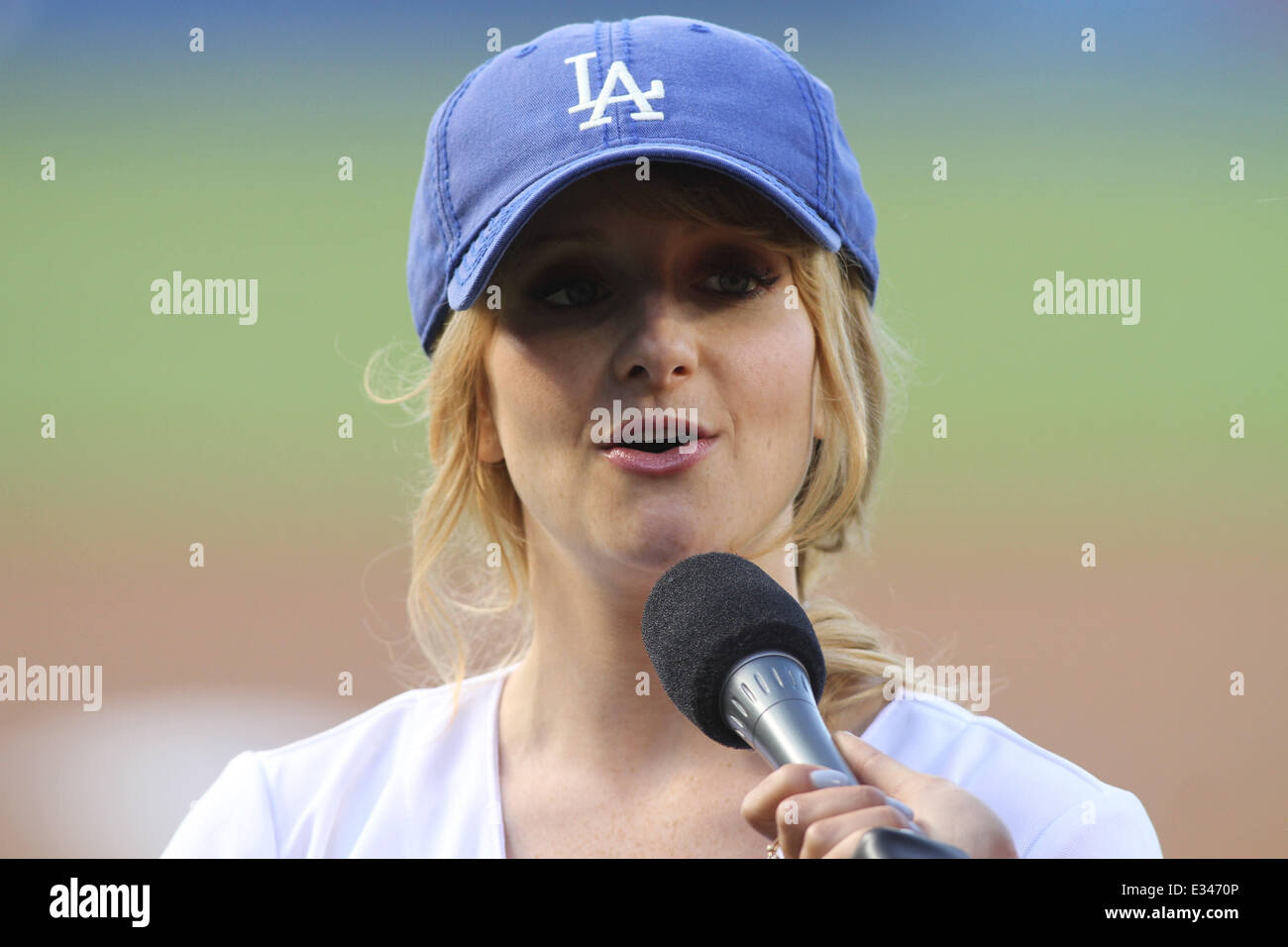 Melissa Rauch throws out the first pitch at the LA Dodgers vs. Arizona ...