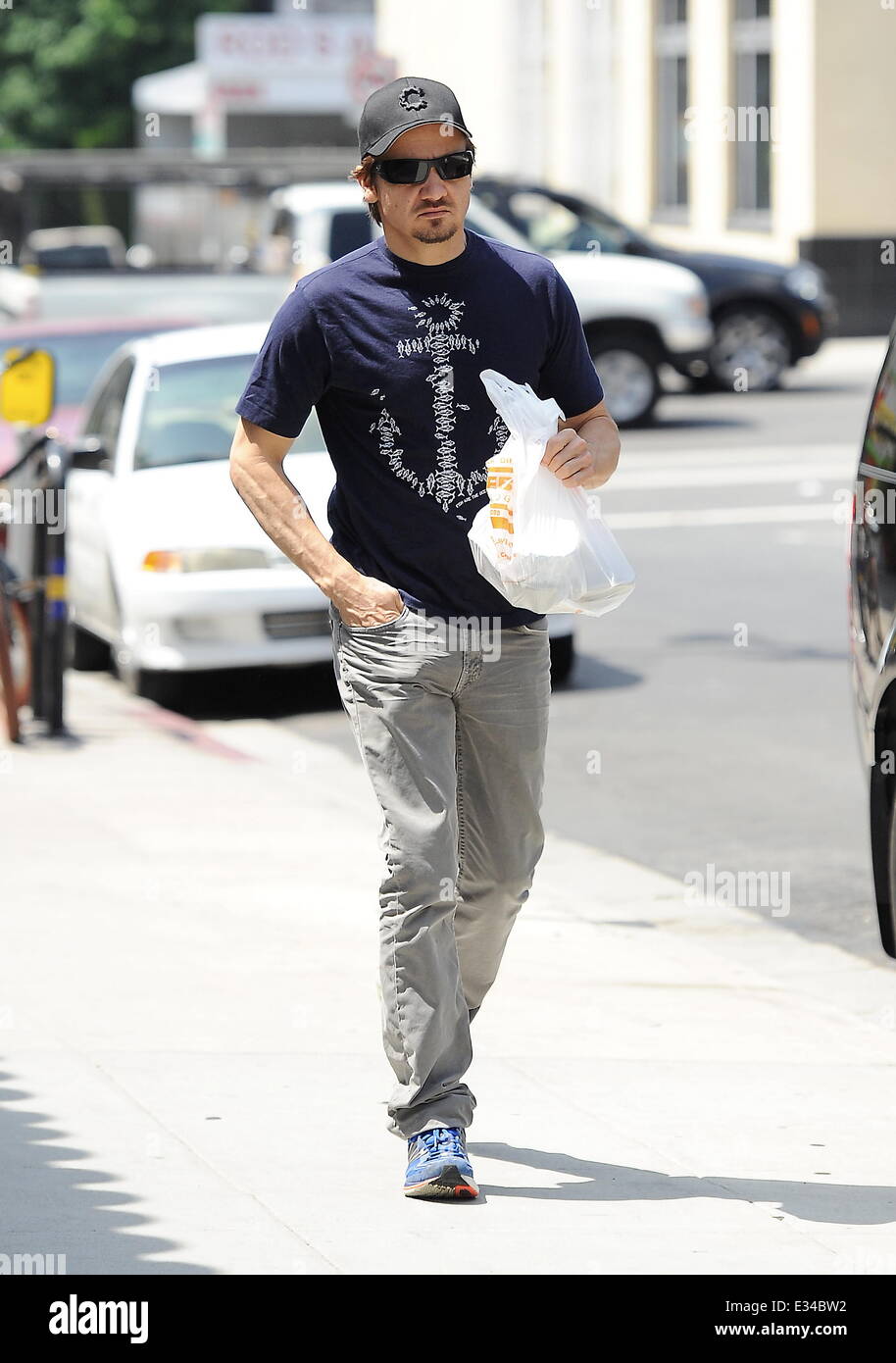 Actor Jeremy Renner stopped by Staples to pick up office supplies ...